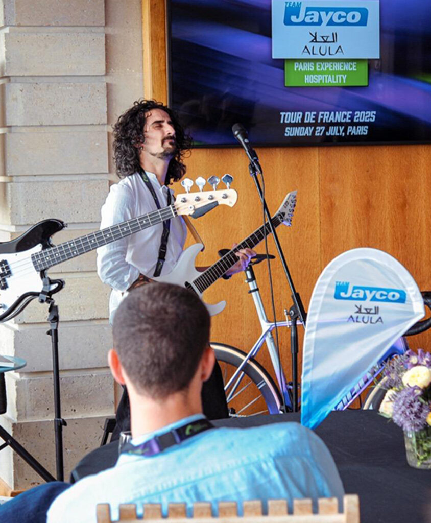 Il rock della Jayco. Il chitarrista Maceroni "suona" le Giant - bici.PRO